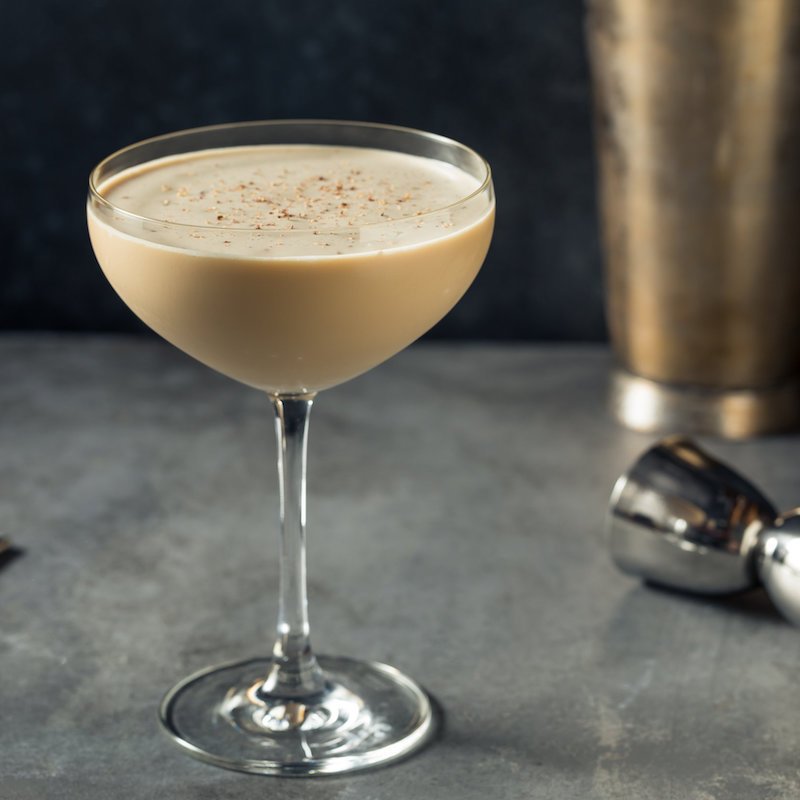 Alexander cocktail: ricetta, origine e abbinamenti - Drinkabile